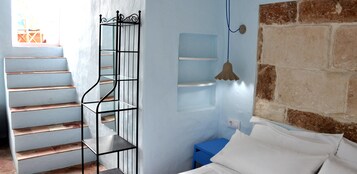Suíte, 1 cama King, banheira de hidromassagem | Quartos à prova de som, Wi-Fi de cortesia, roupa de cama