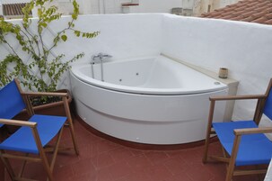 Suite, 1 cama king-size, banheira de hidromassagem | Quartos insonorizados, Wi-fi grátis, roupa de cama fornecida 