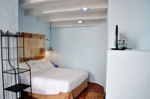 Suíte, 1 cama King, banheira de hidromassagem | Quartos à prova de som, Wi-Fi de cortesia, roupa de cama