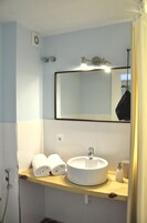 Suíte, 1 cama King, banheira de hidromassagem | Banheiro | Chuveiro, produtos de toalete grátis, secador de cabelo, chinelos