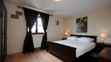 Cofre no quarto, ferro/tábua de engomar