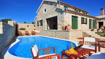 Piscina exterior sazonal, guarda-sóis, espreguiçadeiras