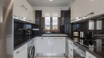 Apartamento premium, 2 quartos, acesso à piscina | Área de estar | TV de tela plana