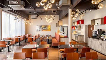 Pequeno-almoço tipo buffet diário (16 EUR por pessoa)