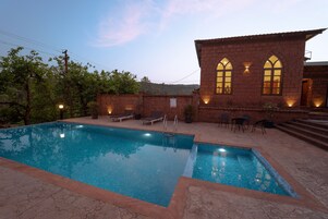 Piscina exterior, guarda-sóis, espreguiçadeiras 
