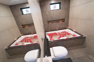 Quarto Royal | Casa de banho | Uma combinação polibã/banheira, um chuveiro fixo 