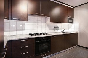 Apartamento Familiar, 5 quartos, sauna, junto à encosta | Cozinha privada | Um frigorífico/congelador grande, um micro-ondas, um forno 