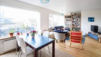 Apartamento Comfort, 4 quartos | Sala de estar | Televisor