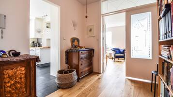 Apartamento Comfort, 4 quartos | Sala de estar | Televisor