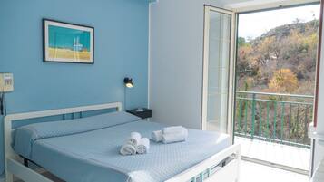 Quarto Básico | Secretária, Wi-fi grátis, roupa de cama fornecida