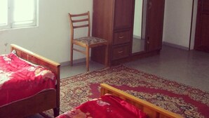 Quarto Triplo, varanda | Secretária, cortinas/cortinados opacos, ferro/tábua de engomar 