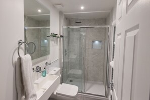 Quarto quádruplo urbano | Banheiro | Chuveiro, produtos de toalete de grife, secador de cabelo 