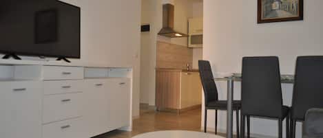 Apartamento, 2 quartos | Sala de estar | TV de ecrã plano