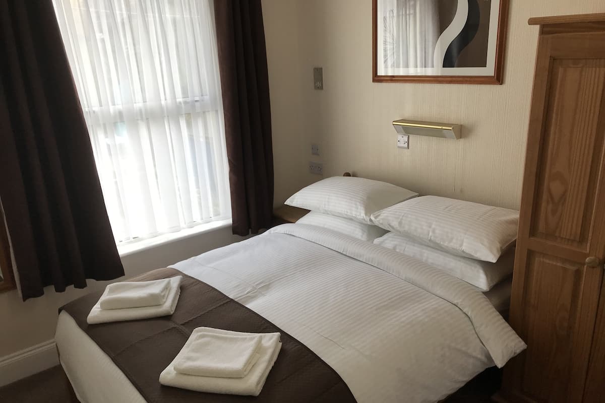 Quarto Duplo Económico | Wi-fi grátis, roupa de cama fornecida