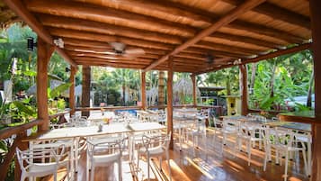 Café da manhã completo grátis todos os dias