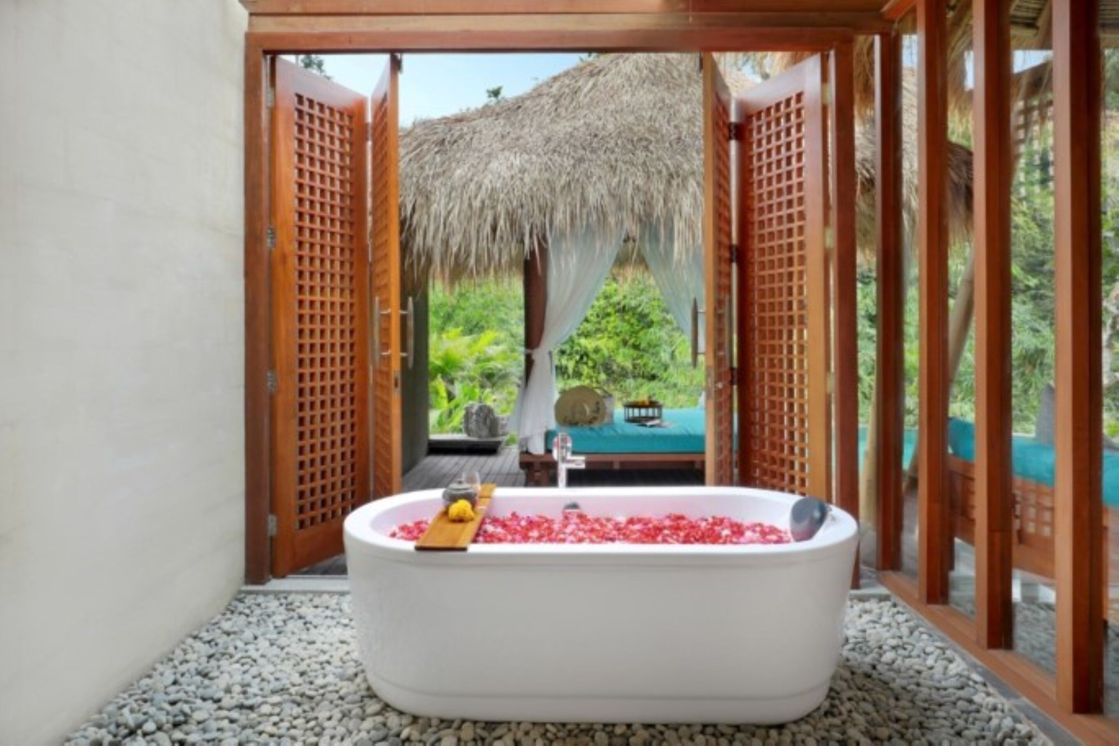 Grand 1 Bedroom Private Pool Villa with River View | Casa de banho | Um polibã e uma banheira separados, um chuveiro fixo 