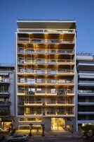 Fachada da propriedade à noite