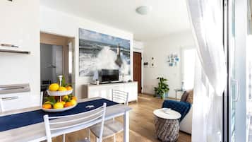 Apartamento, 2 quartos | Opções para refeição no quarto