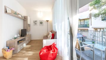 Apartamento, 2 quartos | Sala de estar | TV de ecrã plano