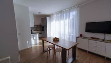 Apartamento, 2 quartos | Opções para refeição no quarto