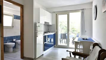 Apartamento, 1 quarto | Cozinha privada | Geladeira, cooktop, talheres/pratos/utensílios de cozinha