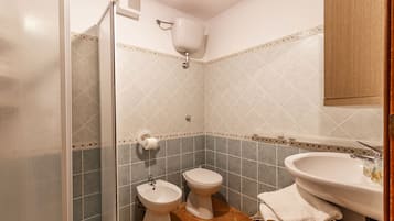 Apartamento, 3 quartos | Banheiro | Chuveiro, bidê, toalhas de banho, shampoo