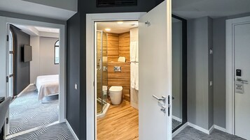 Superior Room with balcony | Roupa de alta qualidade, minibar, cofre no quarto, secretária