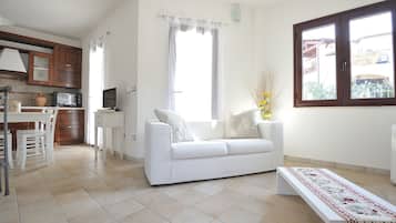 Apartamento, 2 quartos | Área de estar | TV de tela plana