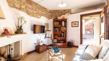 Apartamento, 3 quartos | Sala | TV de ecrã plano