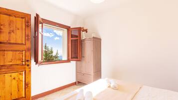 Apartamento, 3 quartos | Vista do quarto