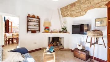 Apartamento, 3 quartos | Sala | TV de ecrã plano