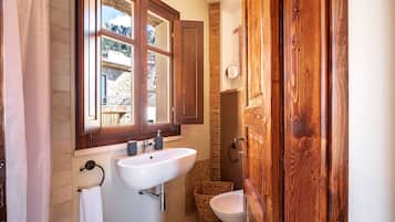 Apartamento, 3 quartos | Banheiro | Chuveiro, secador de cabelo, bidê, toalhas de banho