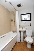 Quarto Duplo | Casa de banho | Um polibã, artigos de higiene pessoal grátis, um secador de cabelo 