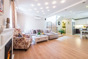 Casa luxo, vista para o jardim | Área de estar | TV de tela plana