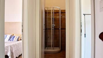 Apartamento, 2 quartos | Casa de banho | Um polibã, um bidé, toalhas fornecidas