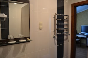 Quarto casal ou duplo conforto | Banheiro | Chuveiro, secador de cabelo, chinelos, toalhas de banho
