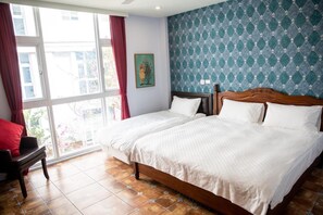 Escrivaninha, quartos à prova de som, Wi-Fi de cortesia, roupa de cama