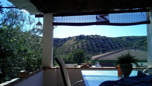 Área da piscina com vista para uma montanha.