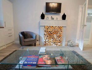 Apartamento (2 Bedrooms) | Sala | Televisor de ecrã plano de 24 polegadas com canais por cabo 