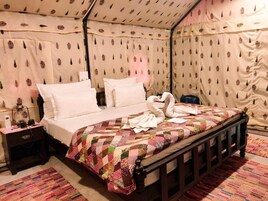 Quarto Duplo ou Twin Standard, 1 cama king-size, vista para o rio | Lençóis de algodão egípcio, roupa de alta qualidade, edredões de penas