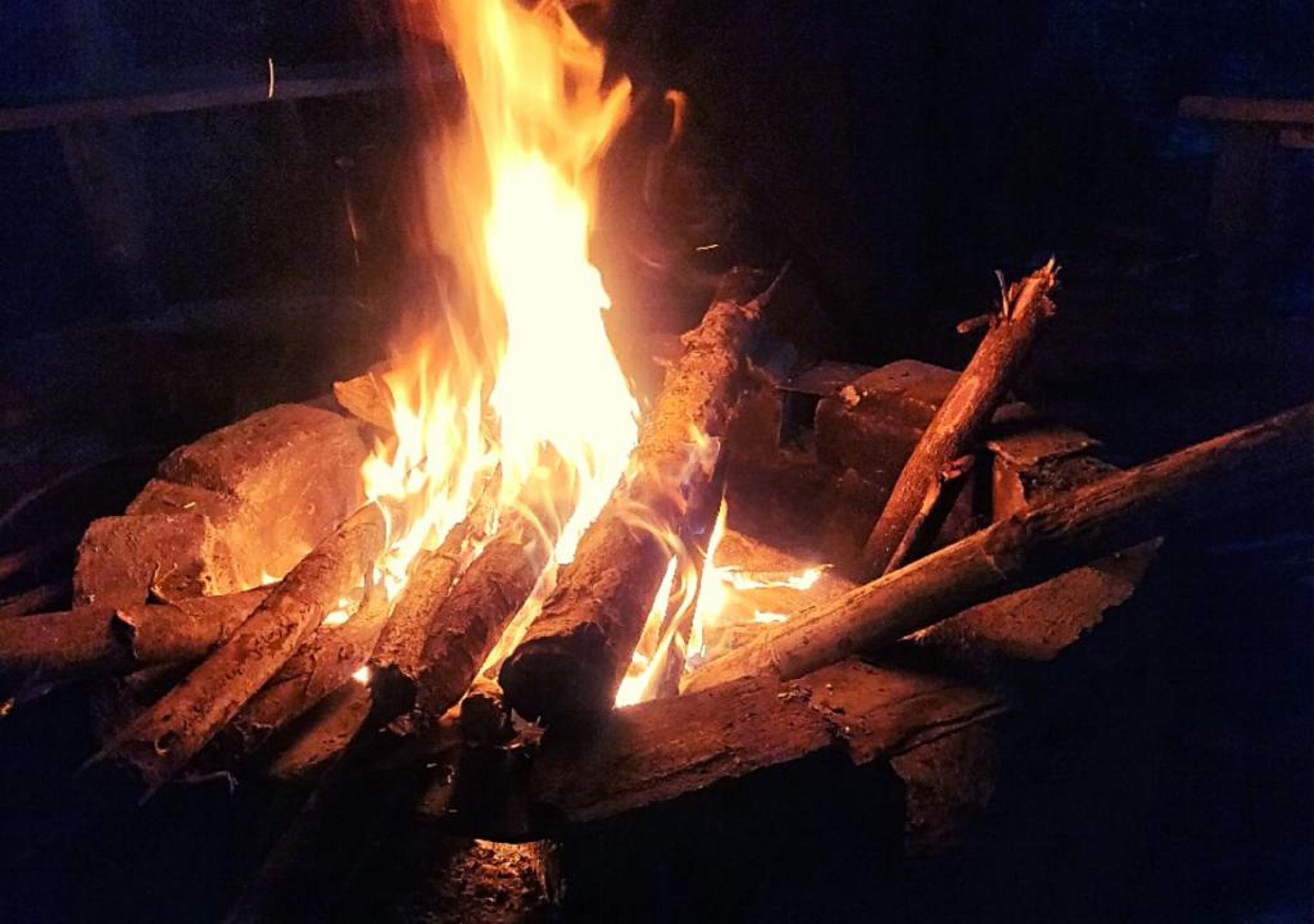 Fogueira com toras e chamas.