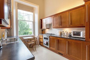 Apartamento (2 Bedrooms) | Cozinha privada | Um frigorífico, um micro-ondas, uma placa de cozinha 