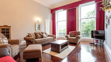 Apartamento (2 Bedrooms) | Sala | Televisor de ecrã plano de 32 polegadas com canais por cabo, televisor