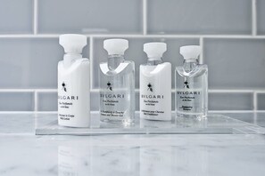 Um polibã, artigos de higiene pessoal grátis, toalhas fornecidas, sabão