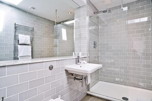 Um polibã, artigos de higiene pessoal grátis, toalhas fornecidas, sabão