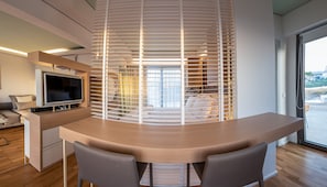 Suite (Grace, Outdoor Spa Tub) | Sala de estar | Smart TV 