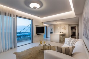 Vila, piscina particular, vista para o mar (Serenity, Indoor Spa Tub) | Área de estar | Smart TV