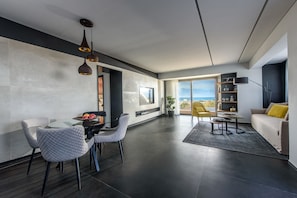 Two Bedroom Sea View Suite with private pool | Sala de estar | Smart TV 