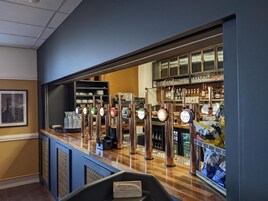 Serve almoço e jantar