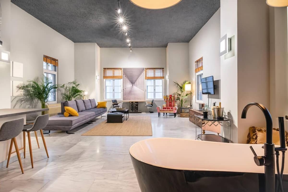 Loft luxo, vista para a cidade | Quartos à prova de som, Wi-Fi de cortesia, roupa de cama